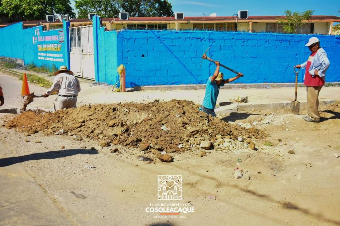 Introducción de línea de drenaje en colonia INFONAVIT de Cosoleacaque ...